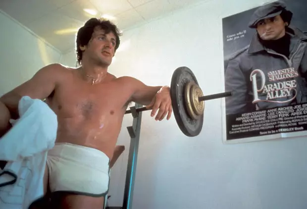 Sylvester Stallone egy hintaszékben