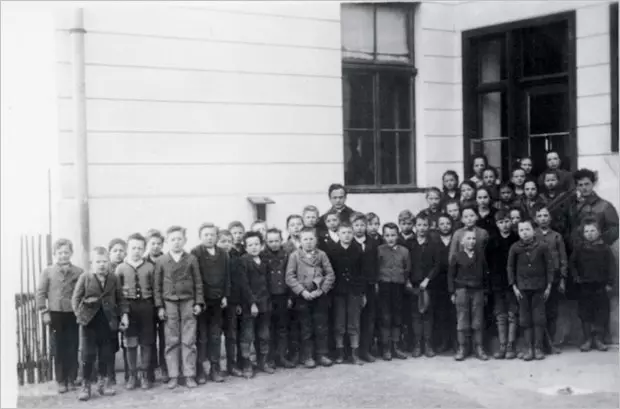 Wittgenstein y alumnos de la Escuela Primaria Otterstal