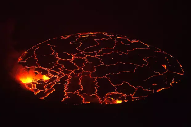 300 metra Lake Lava í gígnum Nyragongo Volcano (Afríku, Kongó)