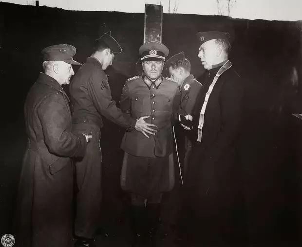 Photo №4 - Russian scout laughs before execution. And 8 more striking photos of World War II