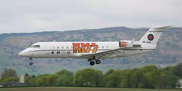 Foto №18 - 25 avións e autobuses de estrelas de rock
