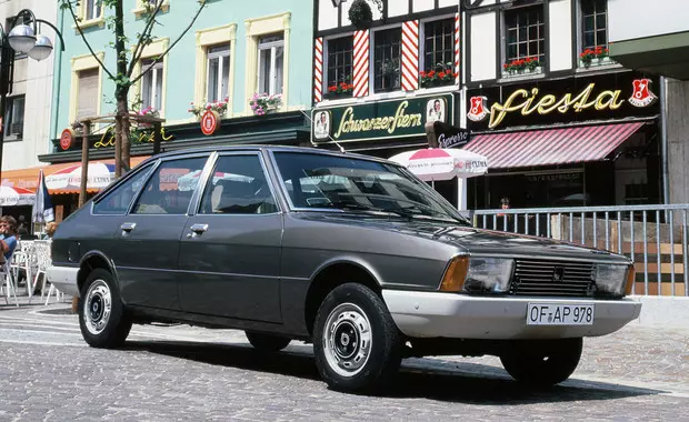 Dit is presys deselde SIMCA 1307 1975. Hy is Chrysler Alpine, hy is Chrysler 150, hy is Simca-Talbot 1510, hy is in Dodge-Alpine (yn Kola-Talbot Solara ... it is nedich wêrom it nedich wie om krekt dizze Frânske auto te kopiearjen oer wêr't jo miskien net hearre.