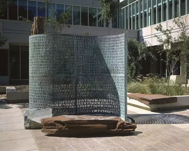 Foto №1 - Escultura misteriosa al pati de la CIA, el text sobre el qual no es pot desxifrar durant gairebé 30 anys