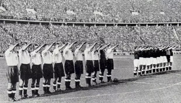 Foto №1 - Historio de unu foto: anglaj futbalistoj levos manojn en nazia saluto, Berlino, 1938