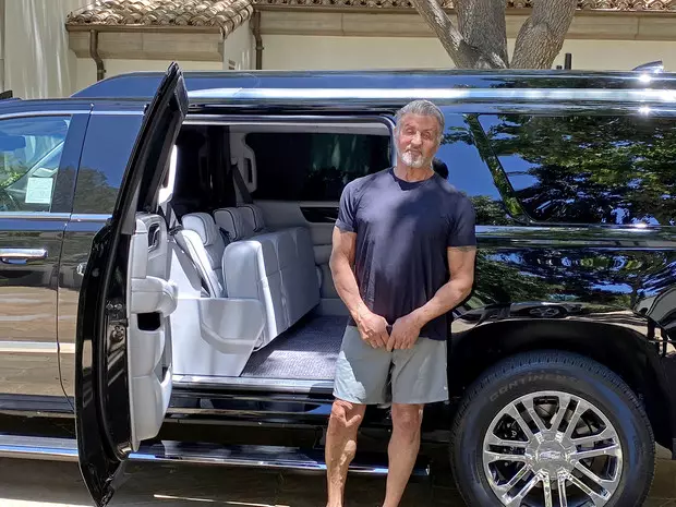 Photo №1 - À quoi ressemble-t-il de l'intérieur de la "Cadillac" de la ré-équipée Sylvester Stallone