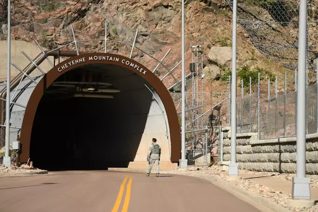 Fotografija številka 2 - Bunker dneva: ameriški zračni prostor obrambni kompleks, skrit v mount