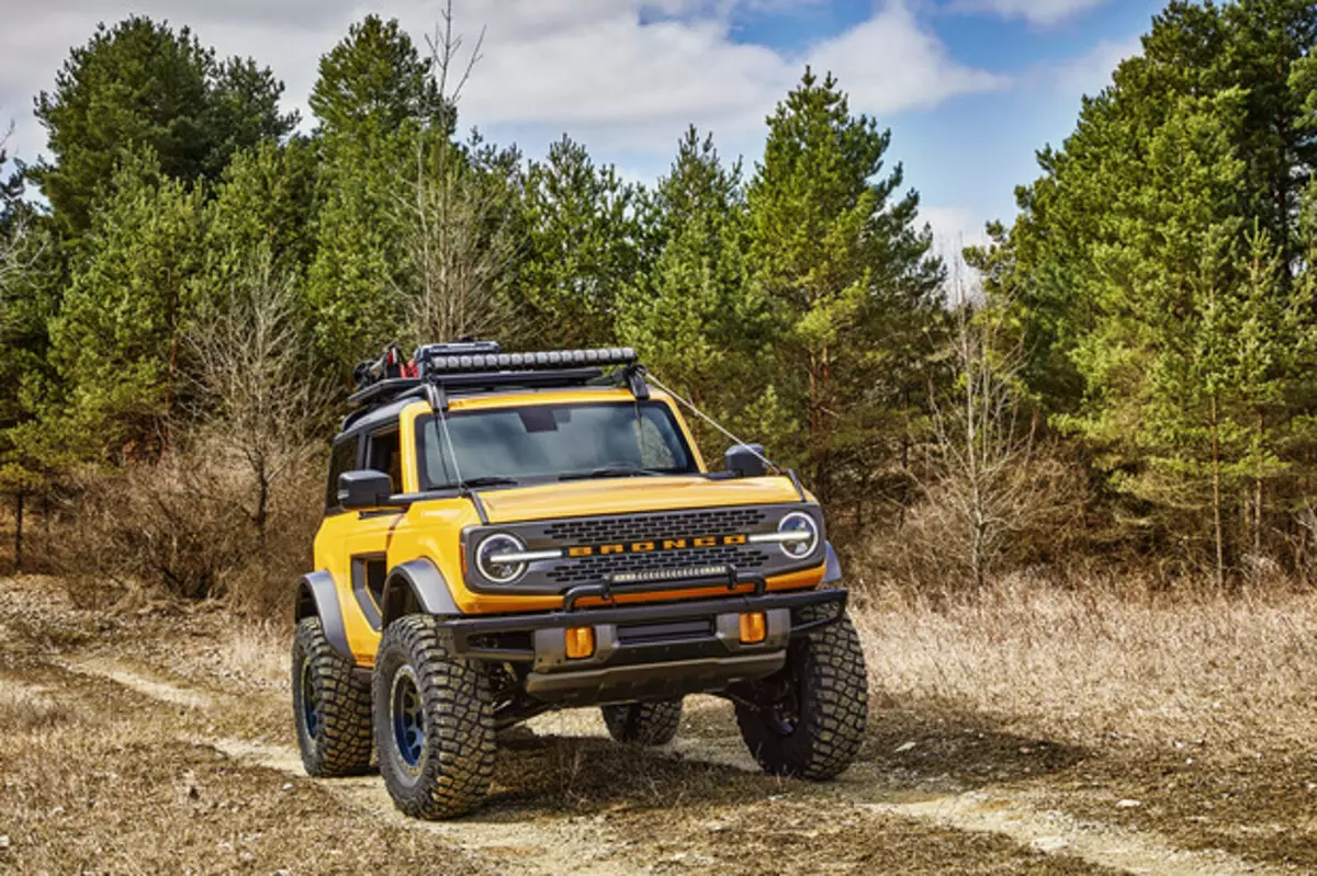 Foto Numero 3 - Ford Bronco: La Legendo de American SUVS de la 20-a jarcento revenas