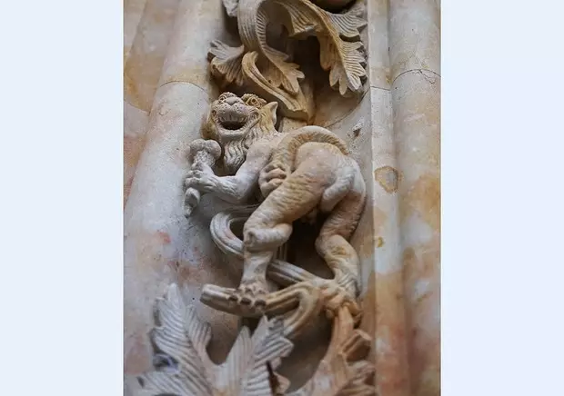 Foto №3 - Kie la kosmonaŭta figuro aperas sur la hispana katedralo?