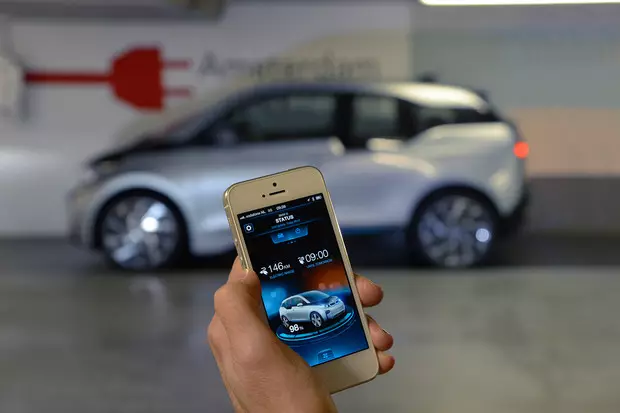 写真番号3 - 世界初のBMW実行コンセント