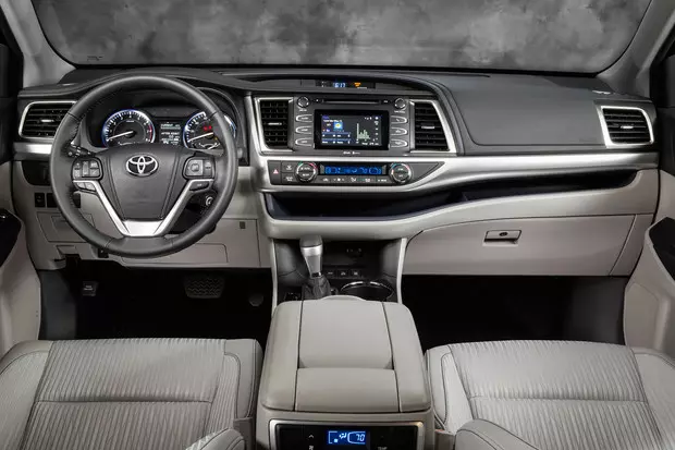 Picture №2 - Toyota Highlander: Charismatic car with a leather steering wheel heated and protecting against bursts