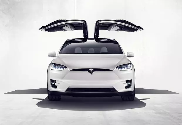 Foto No. 1 - Tesla menunjukkan Crossover Model X Baru Tesla