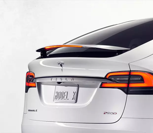 Foto No. 5 - Tesla menunjukkan Crossover Baru Tesla Model X
