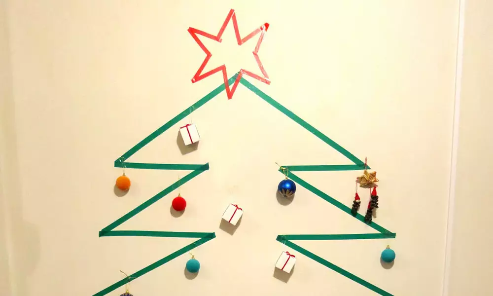Tre alberi di Natale su una mano di ambulanza: da torcia elettrica, nastro e rivista