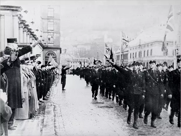 Na mpụga, ndị Norwagians na-arụ ọrụ. Parade 1942.