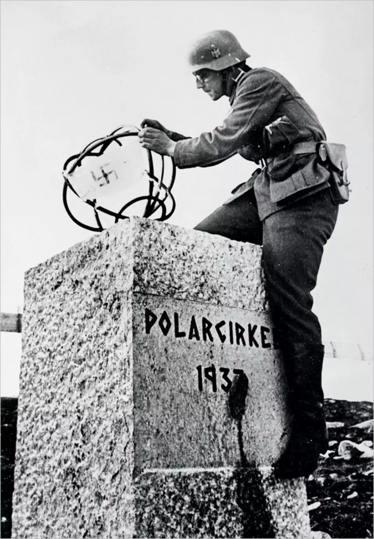 German tub rog hangs ib tug swastika