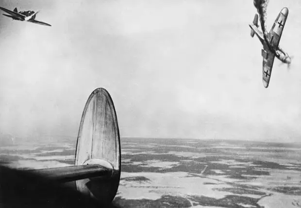 عکس №1 - چقدر به سرباز شوروی برای یک هواپیما شلیک شده و مخزن را نابود کرد