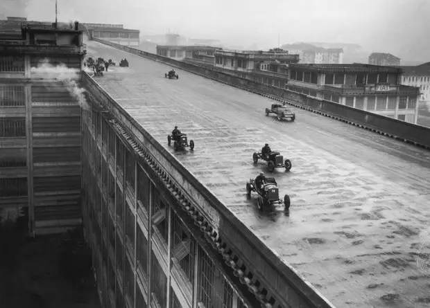 Číslo fotografie 1 - História jednej fotografie: testovacie stroje na streche závodu Fiat, 1928