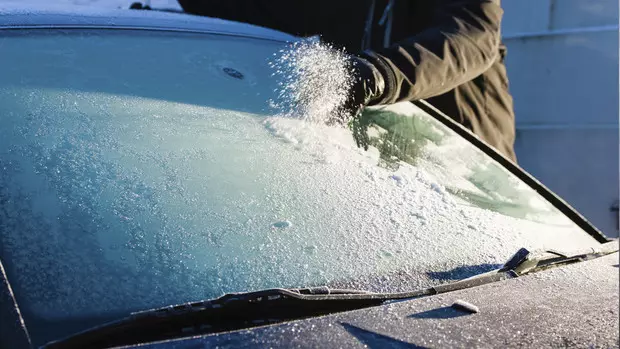 Foto №1 - Netwerk loopt de schadelijke reddingshak in het ontdooien van het gewonde glas van de auto