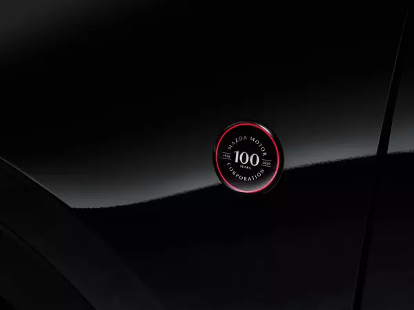 Obra-prima da exposição central: Mazda introduziu um cruzamento ao seu próprio aniversário 115307_5