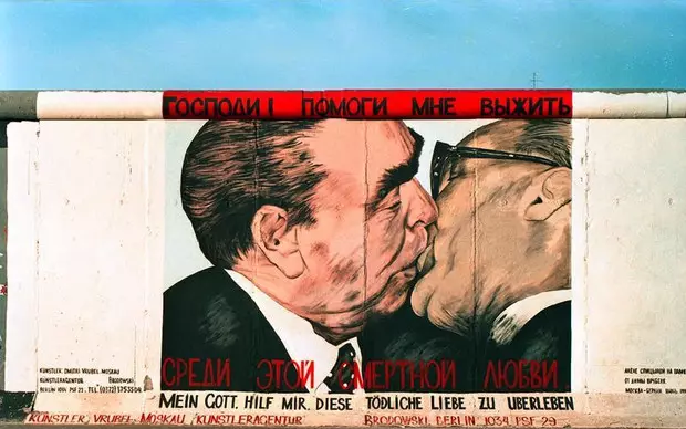 Pictiúr №2 - Stair Grianghraf amháin: Póg Brezhnev agus Honecker