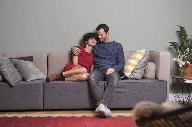 Foto №5 - postur paling populer untuk tempat duduk di sofa dengan seorang gadis dan apa artinya