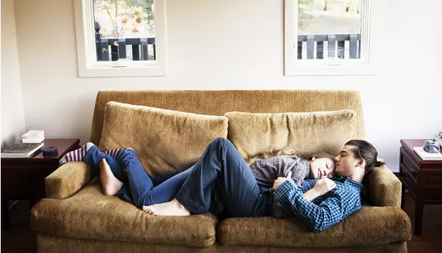 Снимка №7 - най-популярните пози за сядане на дивана с момиче и това, което те означават