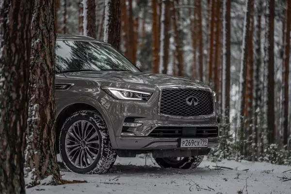 Infiniti QX80: အချိန်စက်မပါဘဲအချိန်စက် 119173_17