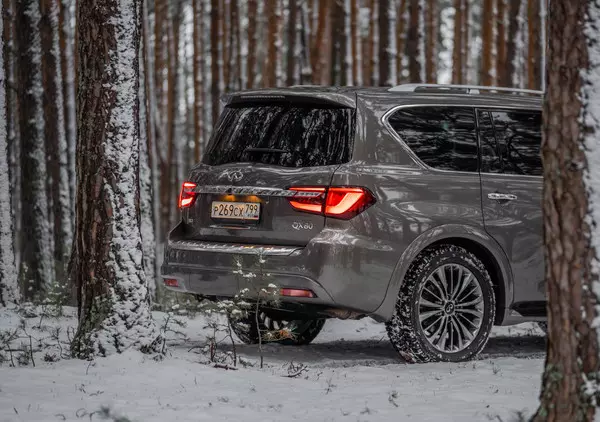 Infiniti QX80: időgép időtartam nélkül 119173_22