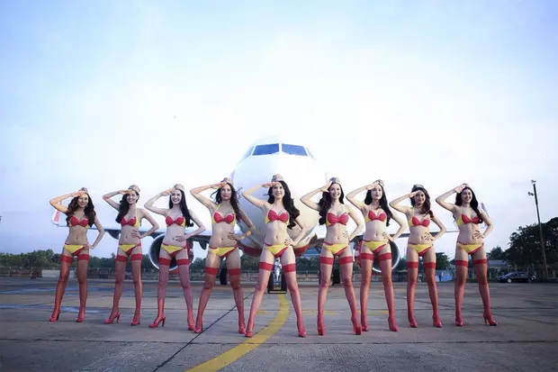Fotografija številka 3 - To je briljantno! Prvi letalski prevoznik na svetu z letališčem v bikiniju!