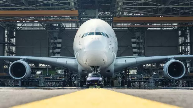 ඡායාරූප අංකය 1 - පෝර්ෂේ කේඑනේනන් towing airbus a380