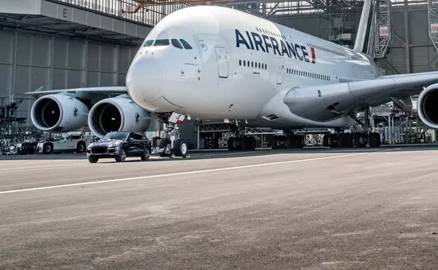 ඡායාරූපය №2 - පෝර්ෂේ කේඑනේනන් towing airbus a380