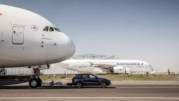 Photo Number 3 - Porsche Cayenne ลากจูงแอร์บัส A380