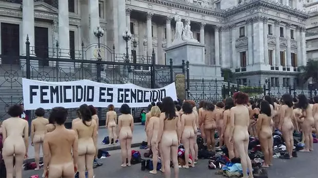 Ảnh №1 - Những cô gái khỏa thân tràn ngập đường phố Argentina