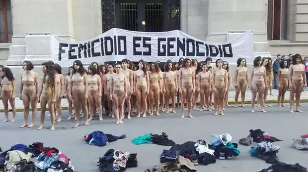 照片№3 - 裸体女孩被淹没的阿根廷街道