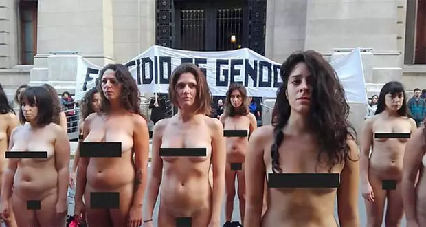 照片№4 - 裸体女孩淹没了阿根廷的街道