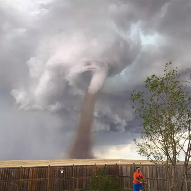 Foto №1 - trobat la persona més imperturbable del món! Fins i tot el genoll de tornado!