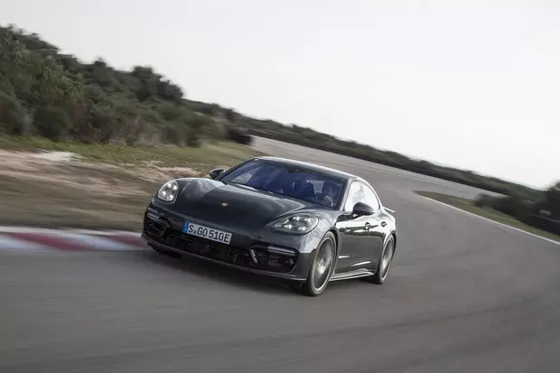 ภาพถ่ายหมายเลข 10 - ไฮบริดที่เจ๋งที่สุดในโลก: Porsche Panamera Turbo S E-Hybrid