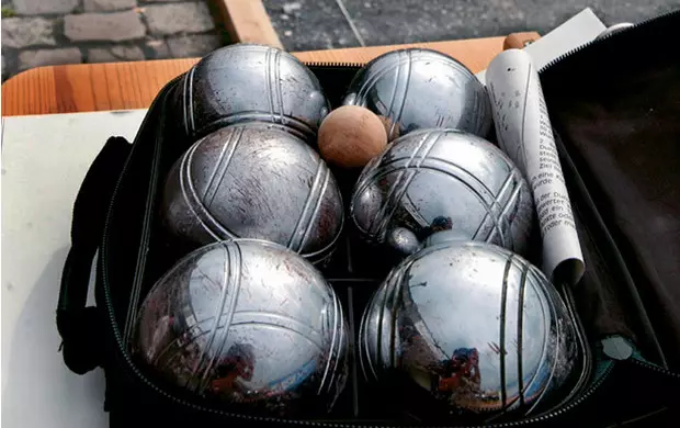 Foto nummer 1 - Wat anders te doen in de zomer: leer hoe je petanque kunt spelen