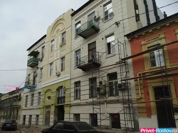 Photo №1 - In Rostov-on-Don, workers renovated the facade of the historic building with plastic bowls