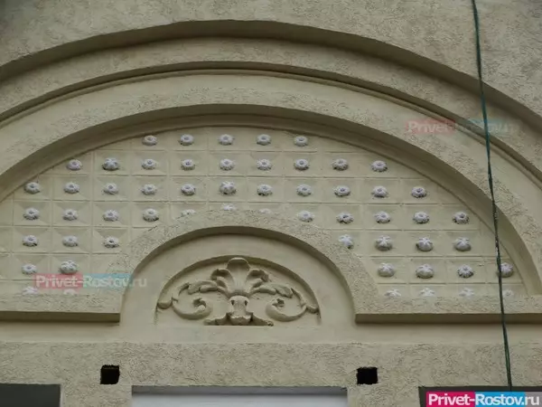 In Rostov-on-Don, workers were renovated by the facade of the historic building with plastic bowls 122885_3