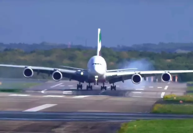 Photo Numero 1 - Tan-awa kung giunsa ang labing kadaghan nga hangin sa eroplano nga lig-on nga hangin sa pag-landing! (nahibal-an nga video)