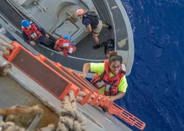 Foto №3 - Dua orang Amerika dan dua anjing 5 bulan melayang di lautan. Kami memberi tahu bagaimana mereka bertahan hidup (bonus - video dari keselamatan yang luar biasa)