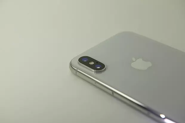 Hovedkammeret er nesten det samme som i iPhone 8 Plus: 12 MP med vidvinkel og telearbeid