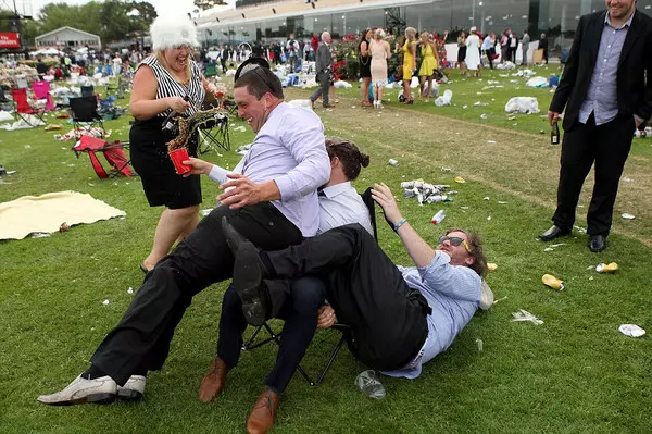 Eritme fotoğrafı, Melbourne Cup etkinliğinden inanılmaz sarhoş Avustralyalılar ağlıyor 123727_13