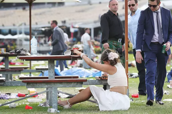 Eritme fotoğrafı, Melbourne Cup etkinliğinden inanılmaz sarhoş Avustralyalılar ağlıyor 123727_14