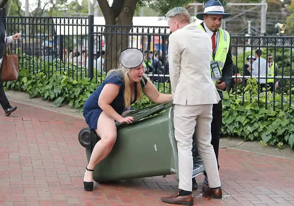 Eritme fotoğrafı, Melbourne Cup etkinliğinden inanılmaz sarhoş Avustralyalılar ağlıyor 123727_15