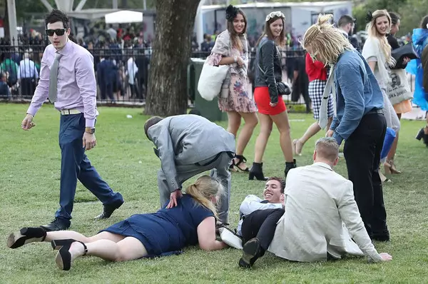 Smeltende foto græder utroligt beruset australiere fra arrangementet Melbourne Cup 123727_16