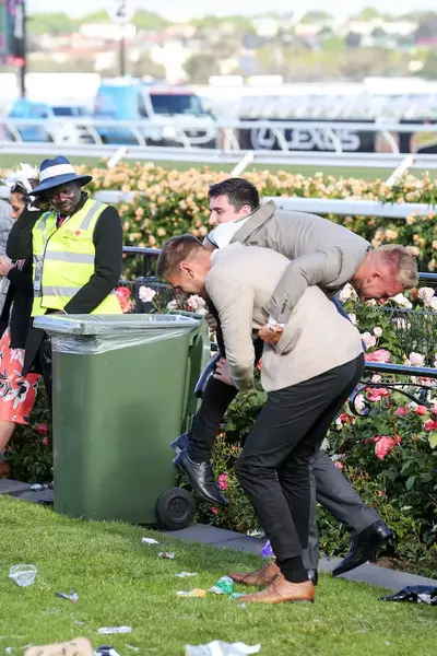 Ang paghinay sa litrato nga naghilak sa mga hubog nga mga taga-Australia gikan sa kalihokan sa Melbourne Cup 123727_7