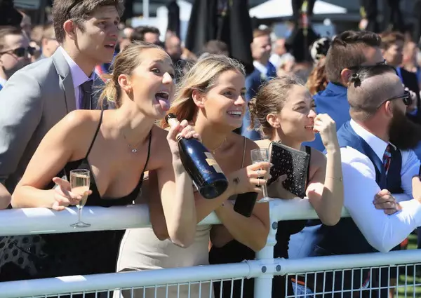 Smeltende foto græder utroligt beruset australiere fra arrangementet Melbourne Cup 123727_9