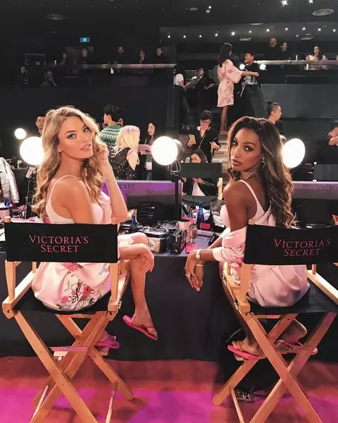 Lo que está sucediendo en los vestidores de modelos antes de mostrar Victoria`s Secret 2017 124214_10